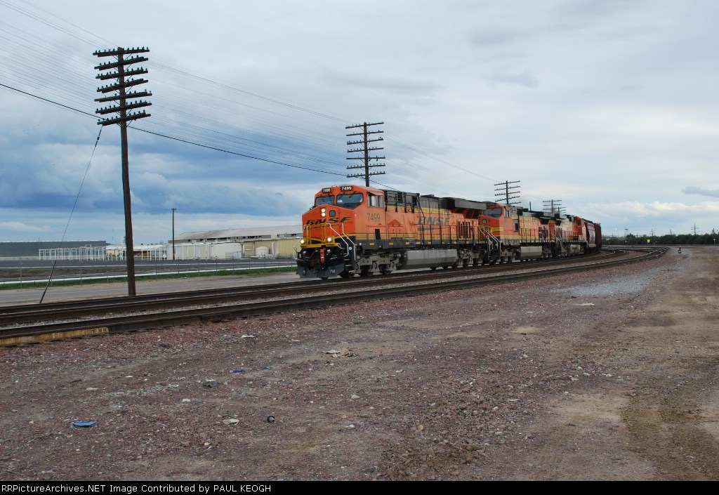 BNSF 7499 rounds the bend and heads west towards Stockton, Ca